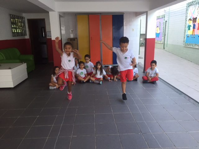 Brincadeira - Corrida do Saci - Grupo 4 Turmas A e D - Centro Educacional Vitória Régia ...